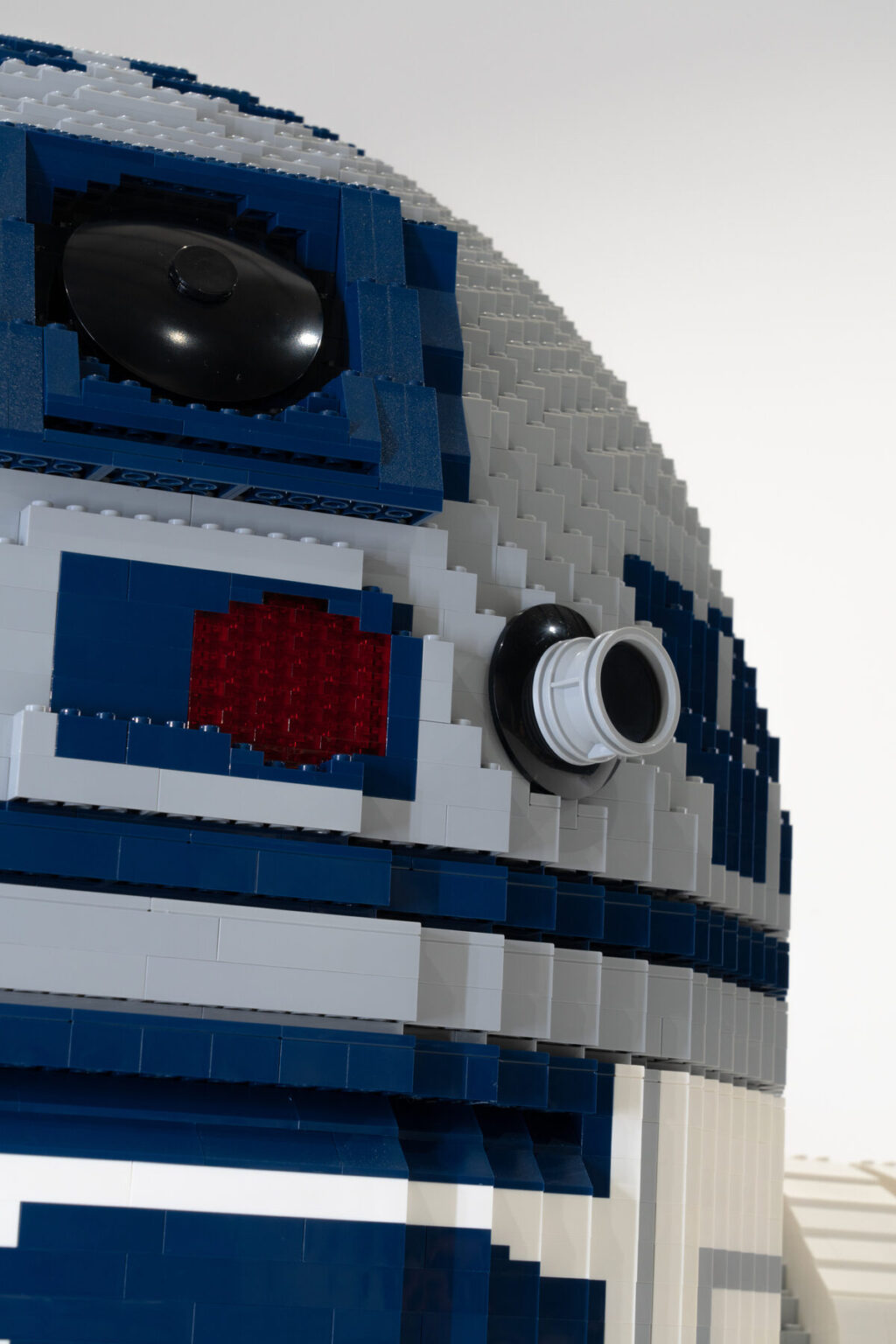 R2-D2 – LEGO® Star Wars: The Exhibition